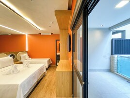 Quarto Quádruplo Exclusivo, piscina privativa | Camas de colchão viscoelástico, minibar, cortinas/cortinados opacos