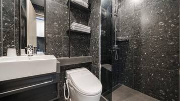 Quarto duplo standard | Banheiro | Chuveiro, chuveiro com efeito de chuva, secador de cabelo