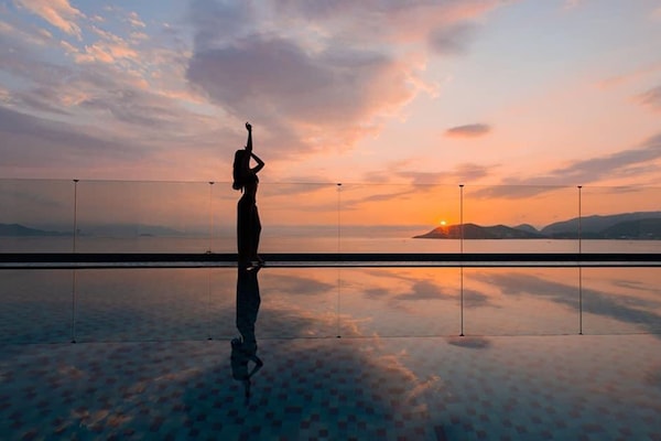 Piscina externa, espreguiçadeiras