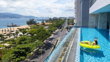 Piscina exterior, espreguiçadeiras