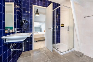 Apartamento Comfort | Casa de banho | Um polibã, artigos de higiene pessoal grátis, um secador de cabelo 