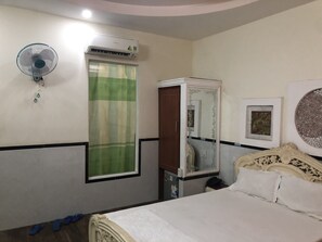 Escrivaninha, Wi-Fi de cortesia, roupa de cama