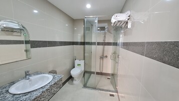 Chuveiro, toalhas de banho