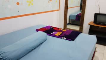 Quarto standard | Escrivaninha, roupa de cama