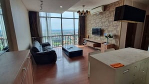 Uma sala de estar moderna com sofá, mesa de centro e televisão na parede.