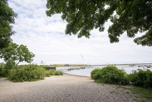 Perto da praia, areia branca 
