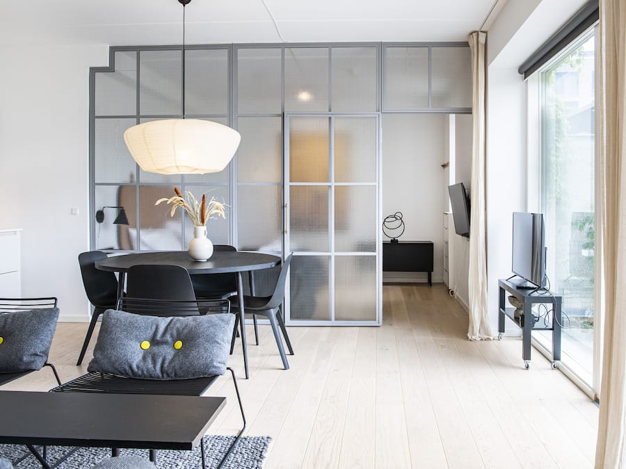 2 bedroom apartment | Sala de estar | Smart TV de 43 de polegadas com canais digitais, televisor, Netflix