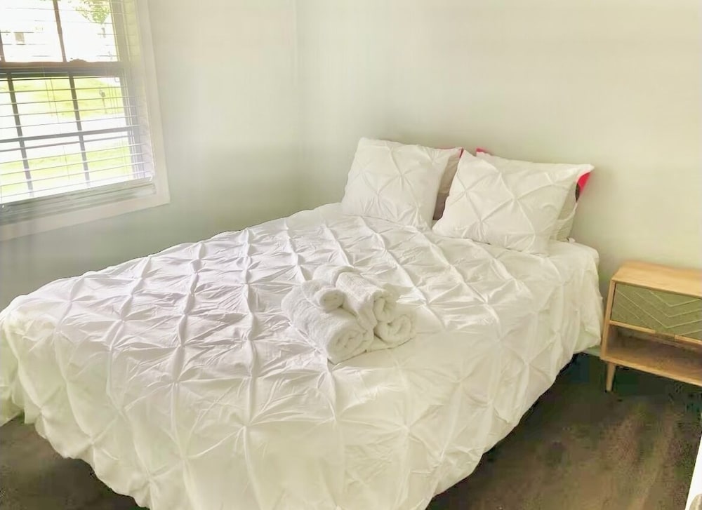 Brand New Kitchen & Main Bathroom! Highly Sought After 4bd,3ba Near Everything. - Marietta, GA