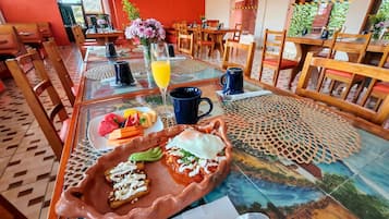 Café da manhã completo grátis todos os dias