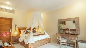 Suite Executiva, 1 quarto, vista para a piscina | Secretária, cortinas/cortinados opacos, ferro/tábua de engomar