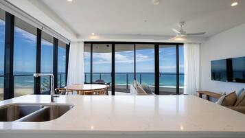 Apartamento, 2 quartos, junto ao mar (High Floor) | Sala de estar | Smart TV de 100 de cm com canais digitais, televisor, leitor de DVD