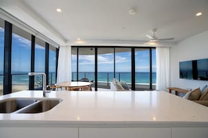 Apartamento, 2 quartos, de frente para o oceano (High Floor) | Área de estar | Smart TV 100 cm com canais digitais, TV, DVD player