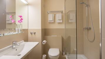 Quarto, 1 quarto, varanda, Vista para a cidade | Casa de banho | Artigos de higiene pessoal grátis, toalhas fornecidas