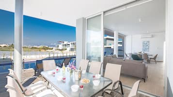 Villa, 5 quartos, fumadores, piscina privativa | Refeições ao ar livre