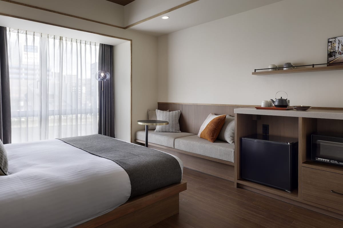Comfort Double Room with River View | Cofres nos quartos, Wi-Fi de cortesia, roupa de cama