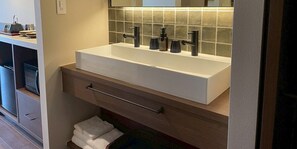 Standard Twin Room with River View | Cofre no quarto, Wi-fi grátis, roupa de cama fornecida 