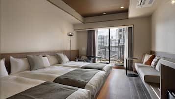 Standard Triple Room with City View | Cofres nos quartos, Wi-Fi de cortesia, roupa de cama