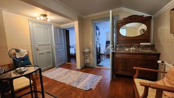 Quarto Familiar | Sala de estar | Televisor de ecrã plano de 20 polegadas com canais digitais, televisor