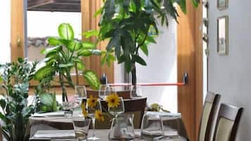 Café da manhã, almoço e jantar; local e internacional