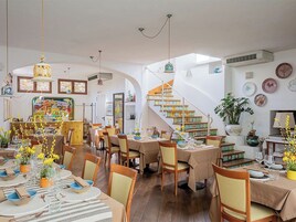 Café da manhã, almoço e jantar; local e internacional 