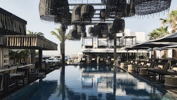 Piscina externa sazonal, funciona das 11h às 20h, guarda-sóis