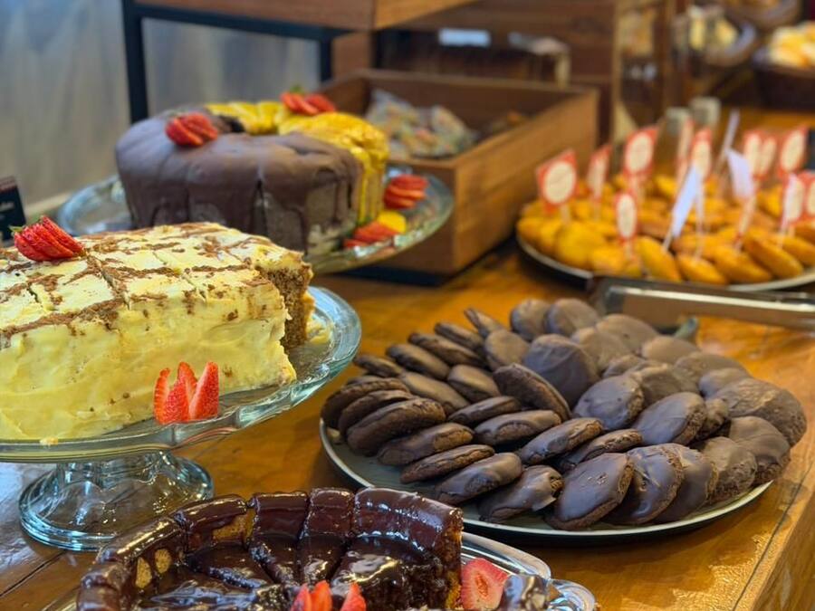 Diversos doces em exposição, incluindo bolos e pastelaria.