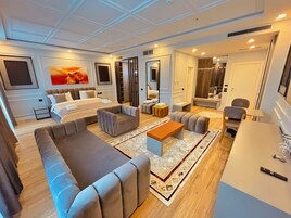 Suíte real, 1 cama de casal, sacada, vista para o jardim | Roupas de cama de algodão egípcio, roupas de cama premium, frigobar