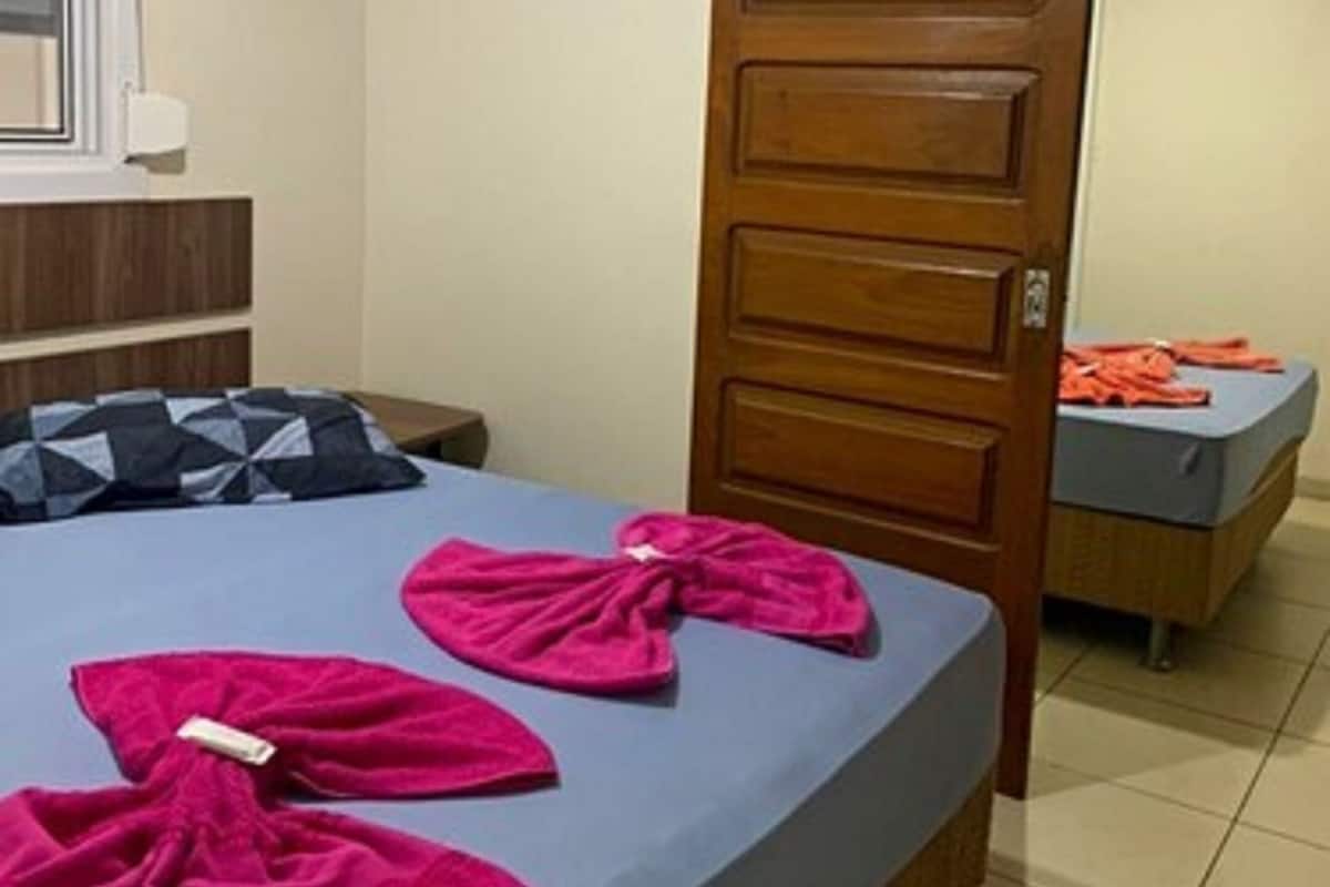 Quarto duplo tradicional, várias camas | Roupa de cama
