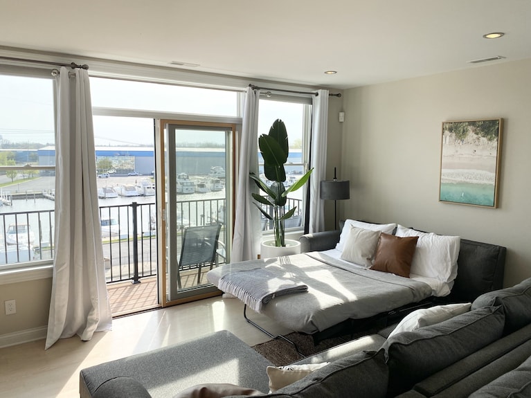 Marina View/rooftop Deck! Walk To Silver Beach/downtown! 2 Restaurants Nextdoor - Silver Beach, MI