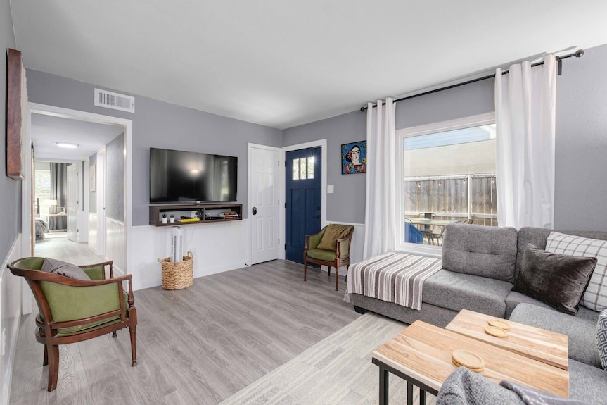 South Austin Bungalow. Large Yard. Pets Ok. Close To Parks, Coffee.. - Buda, TX