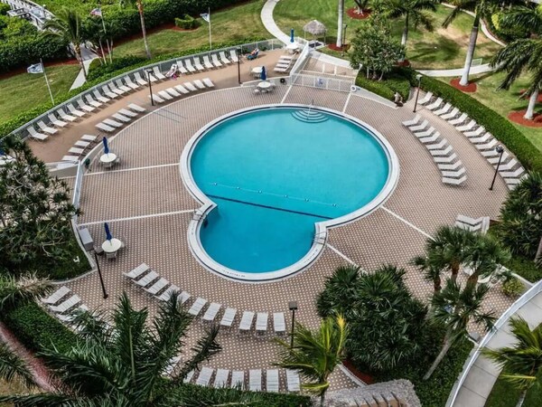 Mi Beach Oasis! Pickleball/tennis/heated Pool+romantic+ Kidsluvsandyftretreat - Marco Island, FL