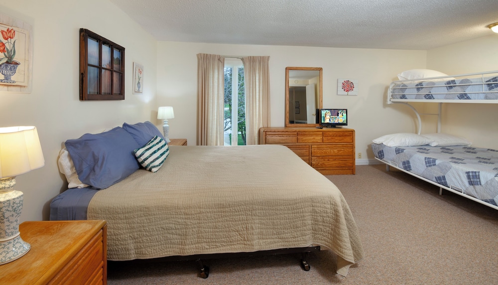 Well Appointed & Updated Condo, Outside Heated Pool, Lovely Patio - Glen Arbor, MI