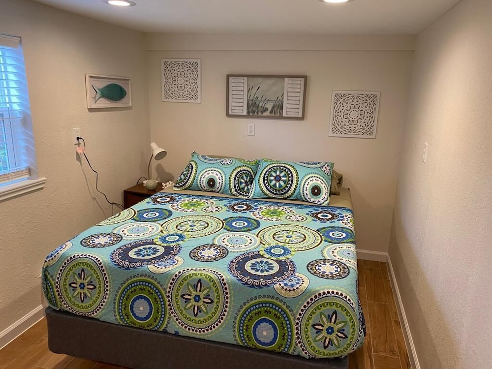 The Pink House- Minutes Walk To Beach!! - Seawall Boulevard, TX