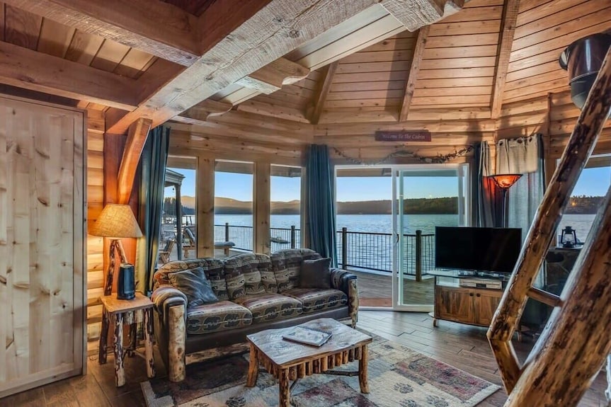 Lakeside Loft | Beautiful Waterfront Log Cabin - Lake Coeur d'Alene, ID