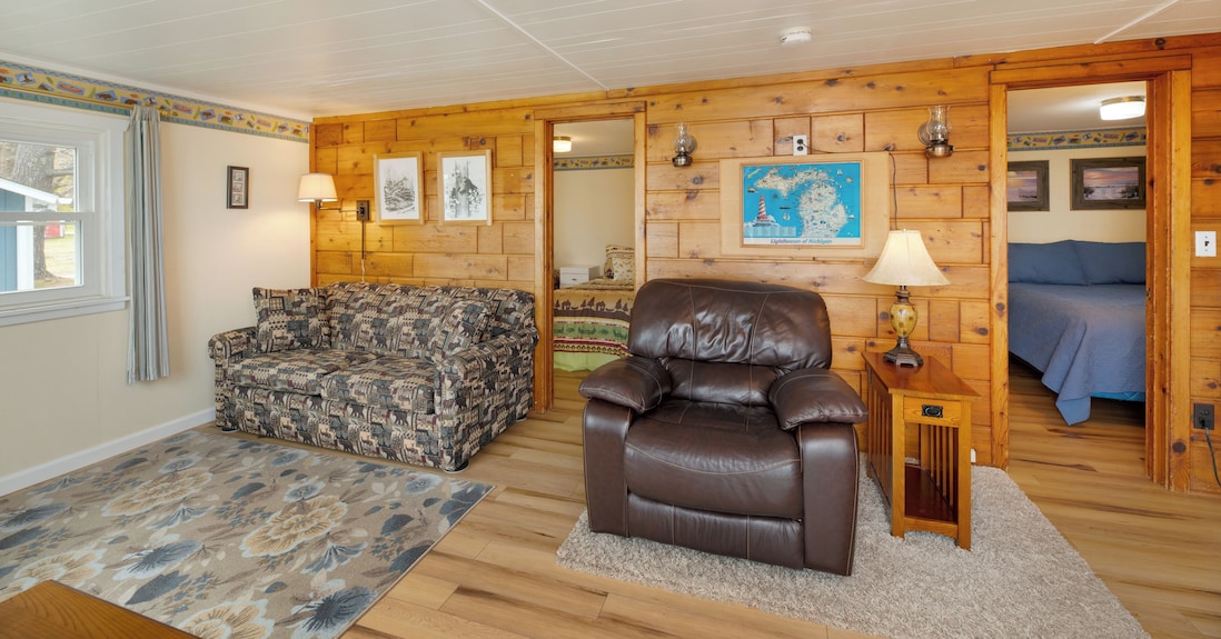 Waters Edge Lakefront Cottage Between Glen Arbor & Leland - Glen Arbor, MI