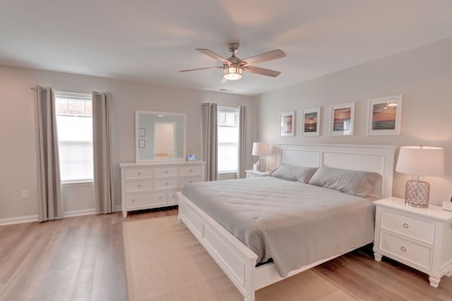Newly Renovated Townhome One Block From The Beach - Ocean City, MD