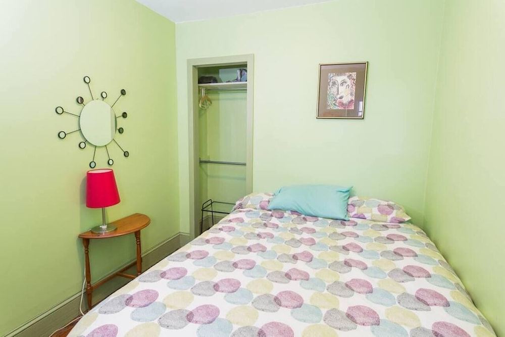 Artsy | Traditional Rowhome | South Philly - National Park, NJ