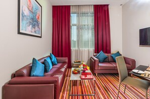 Suíte estúdio executiva | Área de estar | TV de tela plana