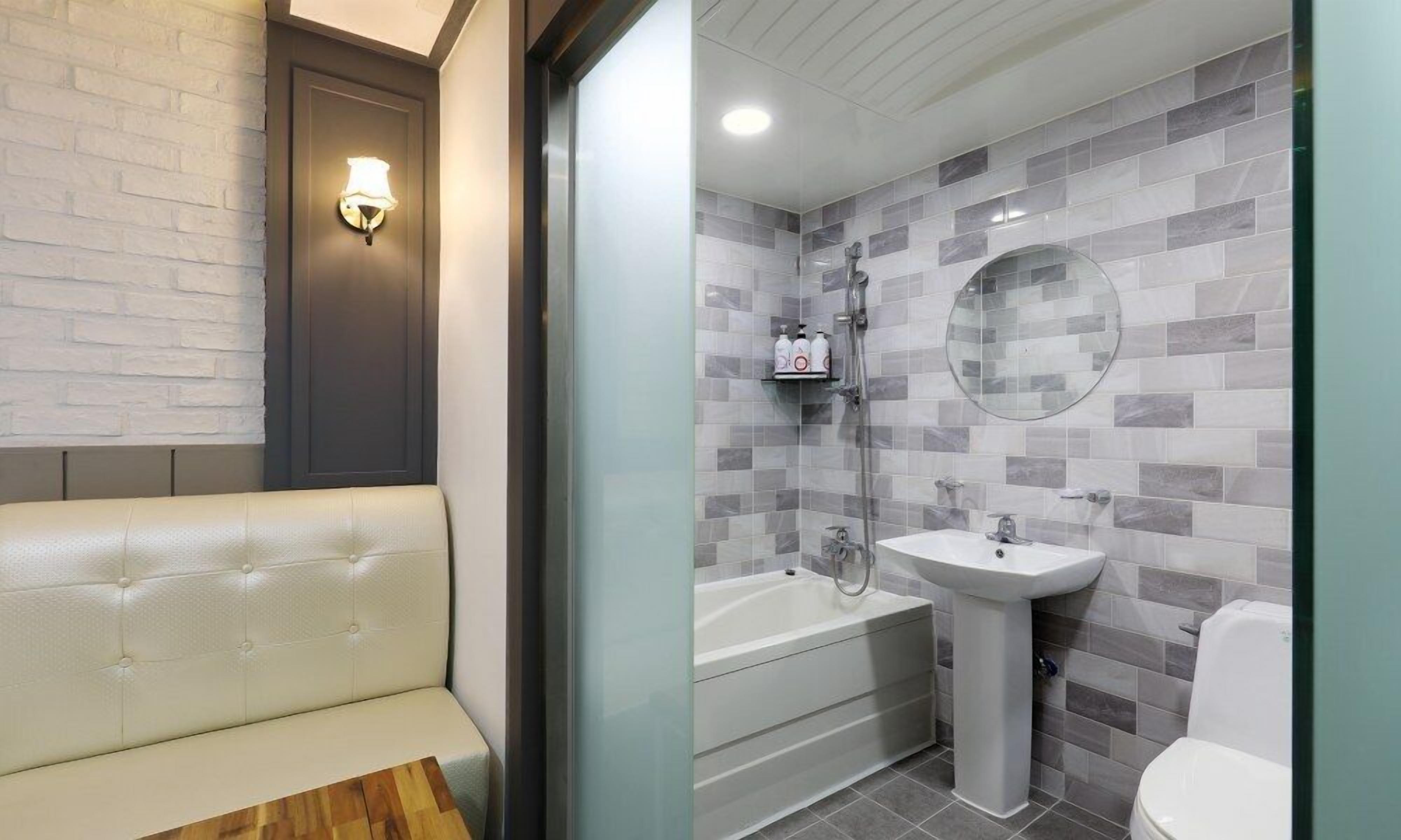 Suite Room | Casa de banho | Artigos de higiene pessoal grátis, um secador de cabelo, roupões 
