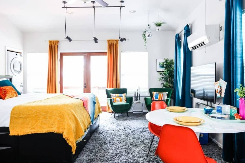 1br, Soco |Retro Cowboy Studio - Portoro - Austin, TX