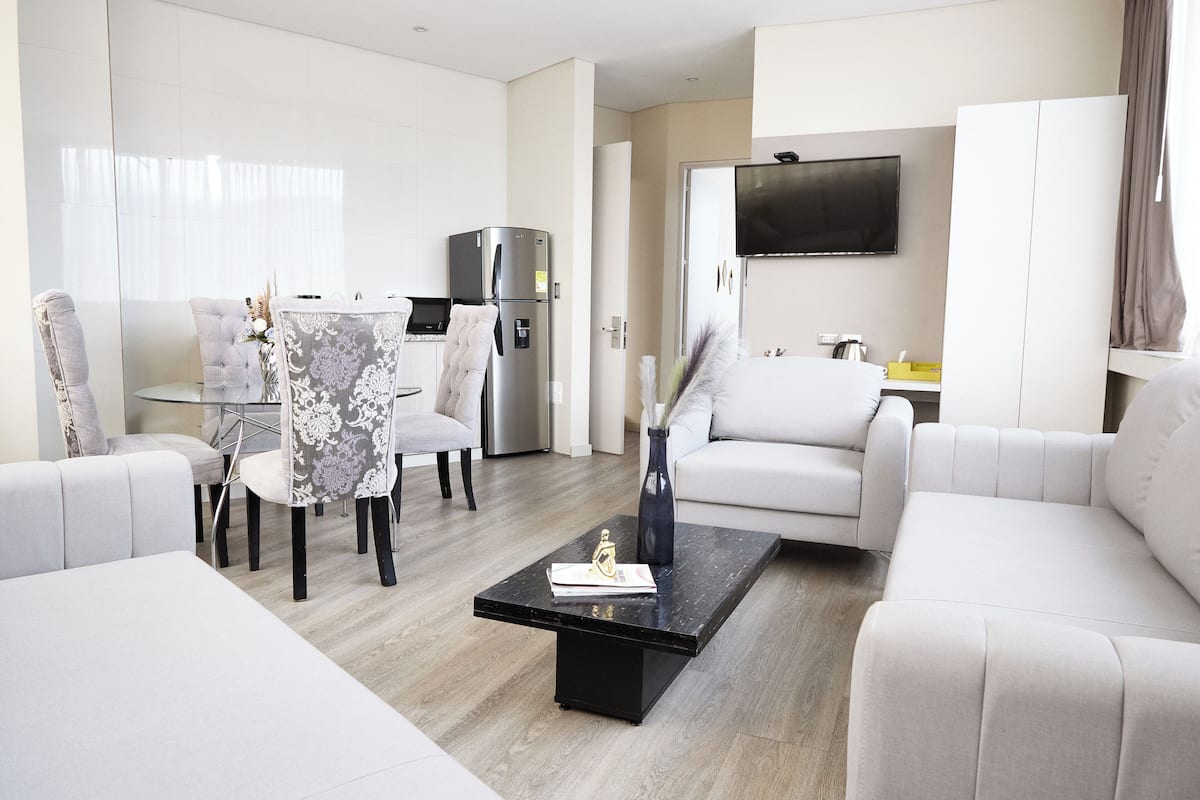 Estúdio Tradicional | Sala de estar | TV de ecrã plano