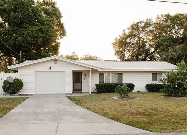 Flamingo House On Trotter;modern Home,sparkling Clean,near Beaches, Pinecraft<br> - Sarasota, FL