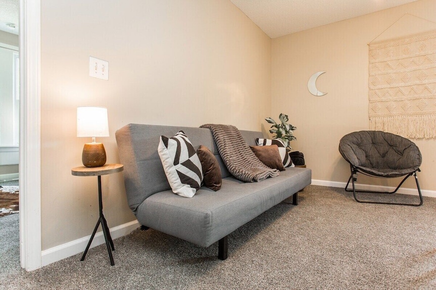 Rustic 2 Story W/ Downtown Views & Private Parking - Parkville, MO