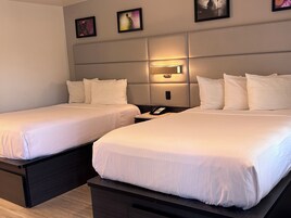 Quarto, 2 camas de casal, não fumadores | Secretária, ferro/tábua de engomar, roupa de cama fornecida 