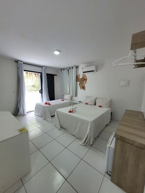 Quarto Triplo Superior, varanda, vista para a piscina | Minibar, Wi-fi grátis