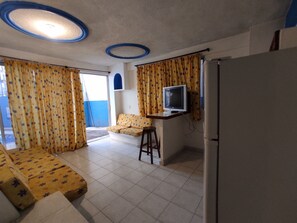 Apartamento Standard | Sala de estar | Televisor de 40 polegadas com canais por cabo 