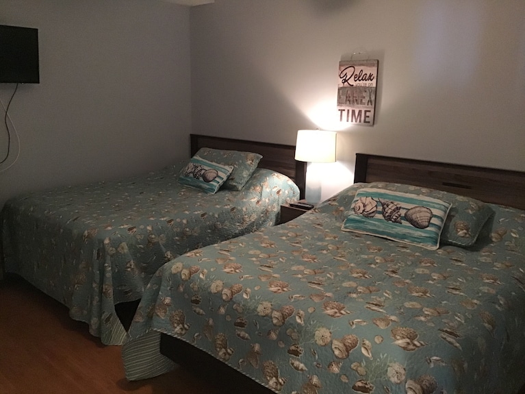 Beach Level Lake Front Condo L02-5 Queen Beds. Private Beach And Patio - 제네바-온-더-레이크