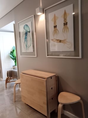 Apartamento básico, 1 quarto | Área de estar | TV de tela plana 50 cm com canais a cabo