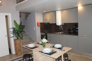 Apartamento exclusivo, 1 quarto | Opções para refeição no quarto