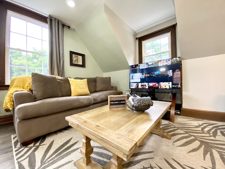 Safe & Trendy Historic Midtown 3rd Floor Riverview Apartment - Harrisburg, PA